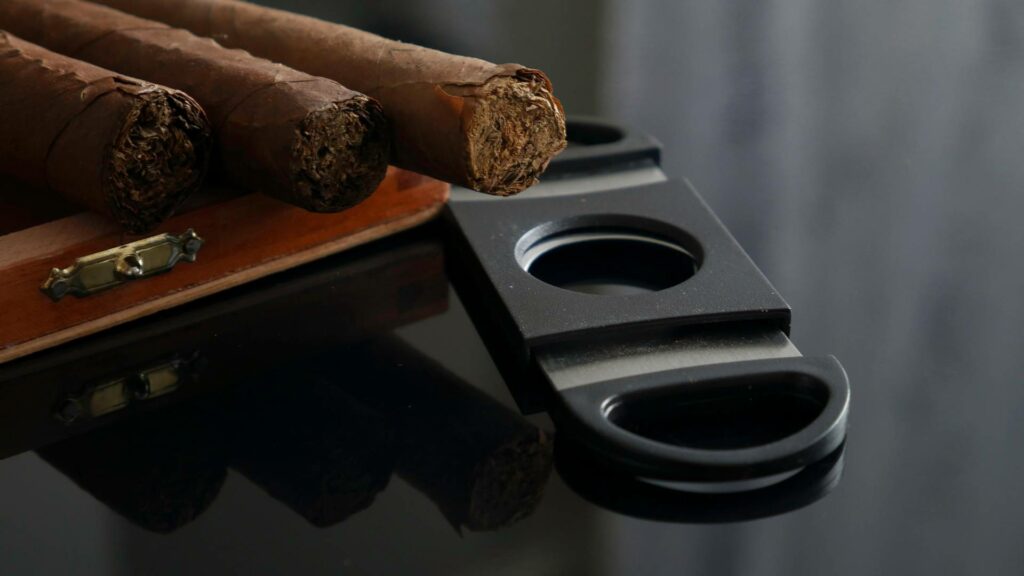 A Guide to Cigar Cuts: Exploring the Art and Benefits
